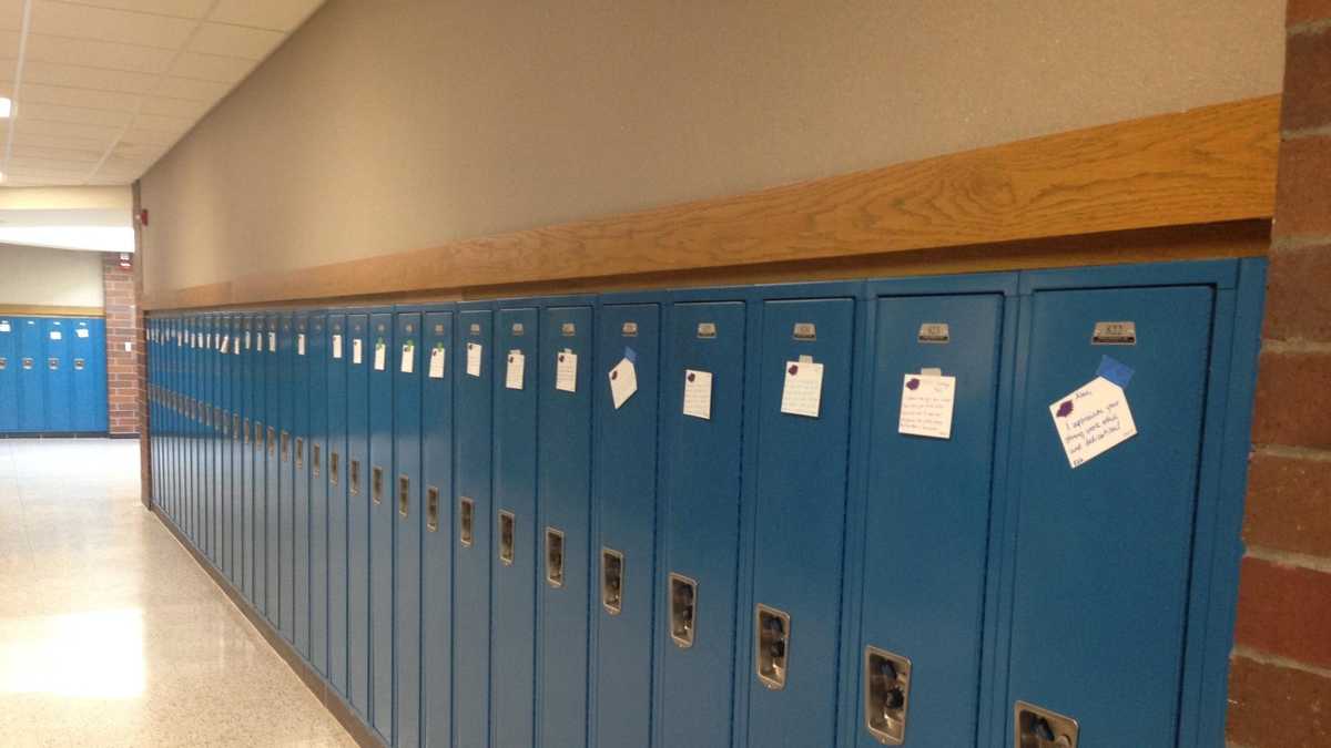 Photos: Students find notes on their lockers