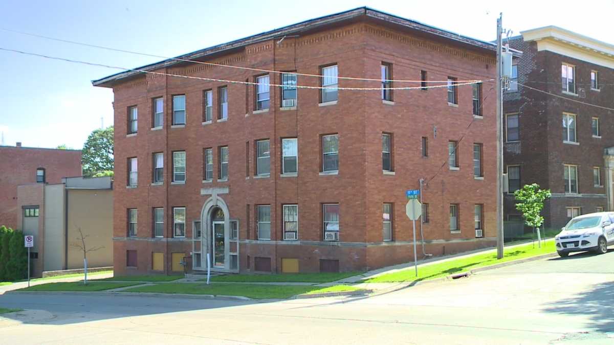 Inspectors return to poorly maintained apartments