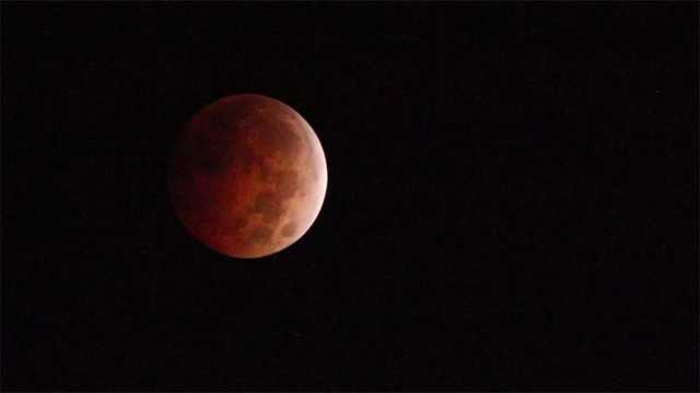 Lunar eclipse over Iowa captured in time-lapse video