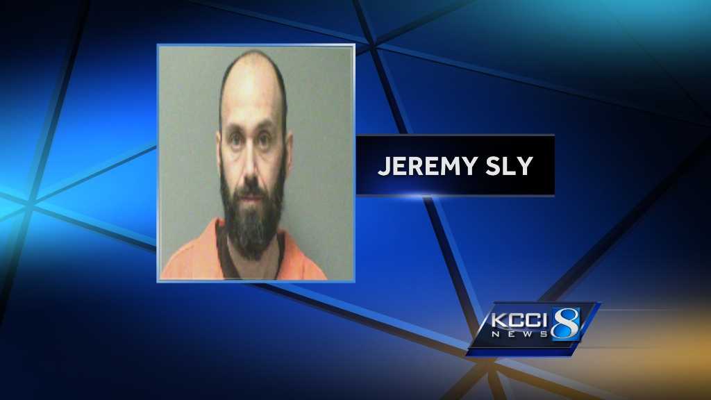 Man points gun at DMPD employee, leads police on chase