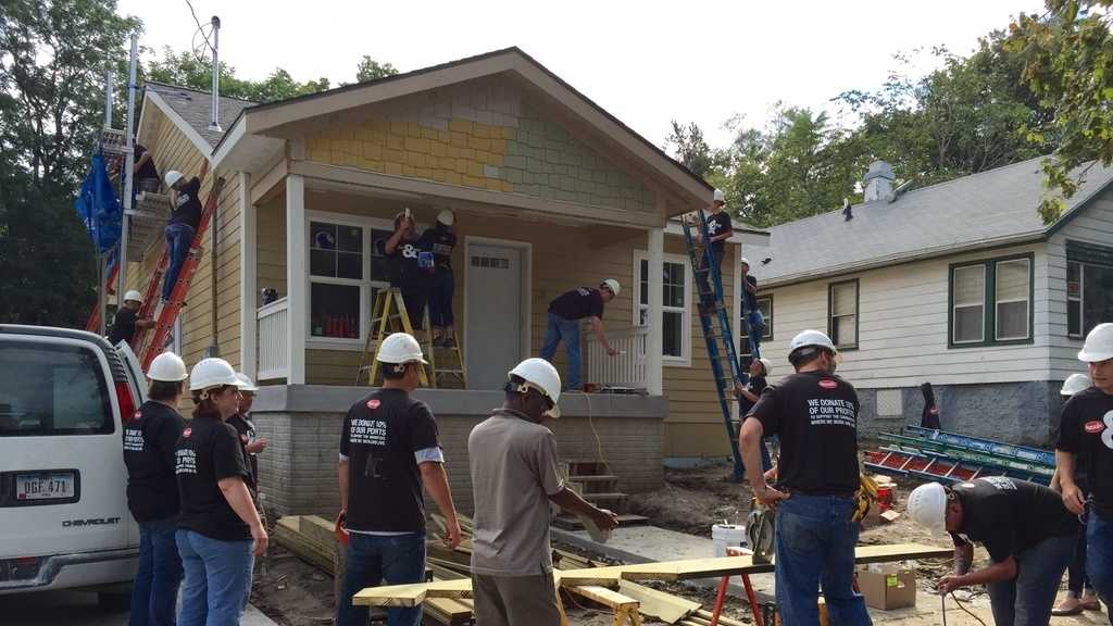 PHOTOS: Kum & Go workers tackle Habitat for Humanity build PHOTOS: Kum & Go workers tackle Habitat for Humanity build