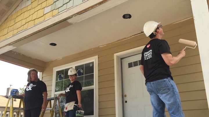PHOTOS: Kum & Go workers tackle Habitat for Humanity build PHOTOS: Kum & Go workers tackle Habitat for Humanity build