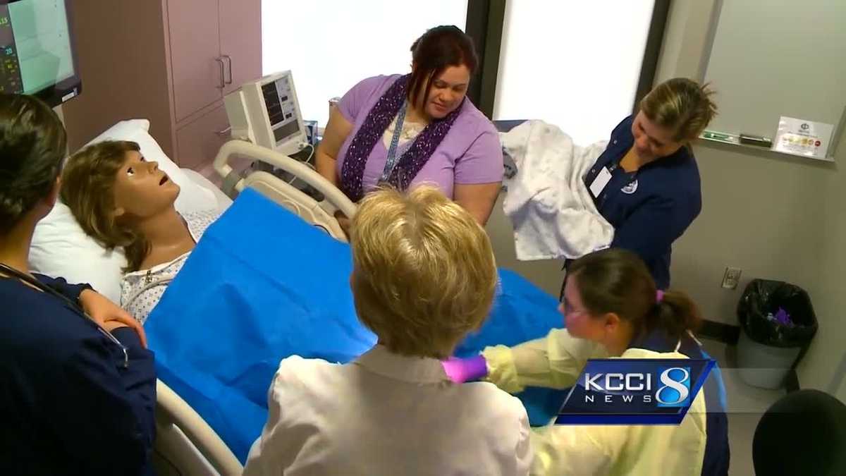 Students get hands-on training in new health simulation labs