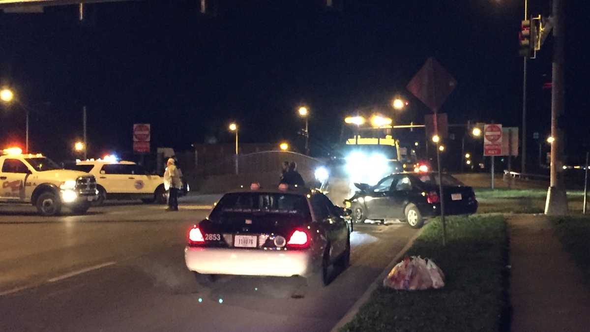 90 Mph Police Chase Ends In Crash Driver At Large