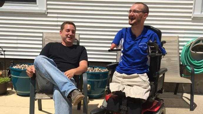 Eastern Iowa man born without arms, legs wants to drive