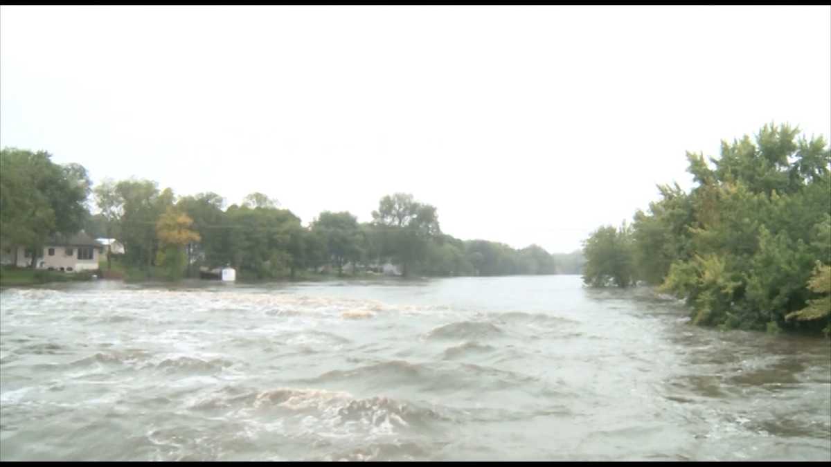 Despite heavy flooding this weekend, couple ties the knot