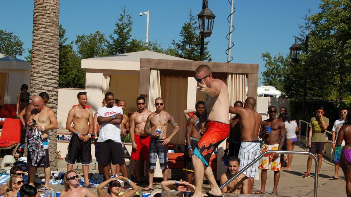 Photos: Air guitar at H20 Pool Party?