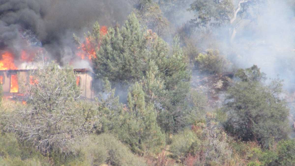 Photos: Hunters Fire threatens homes in Mariposa County