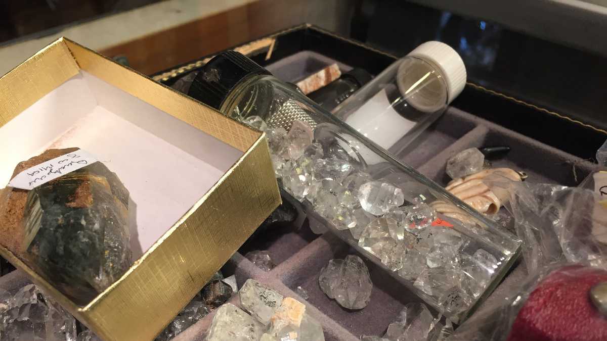 Thieves break through brick wall, steal rocks in Auburn