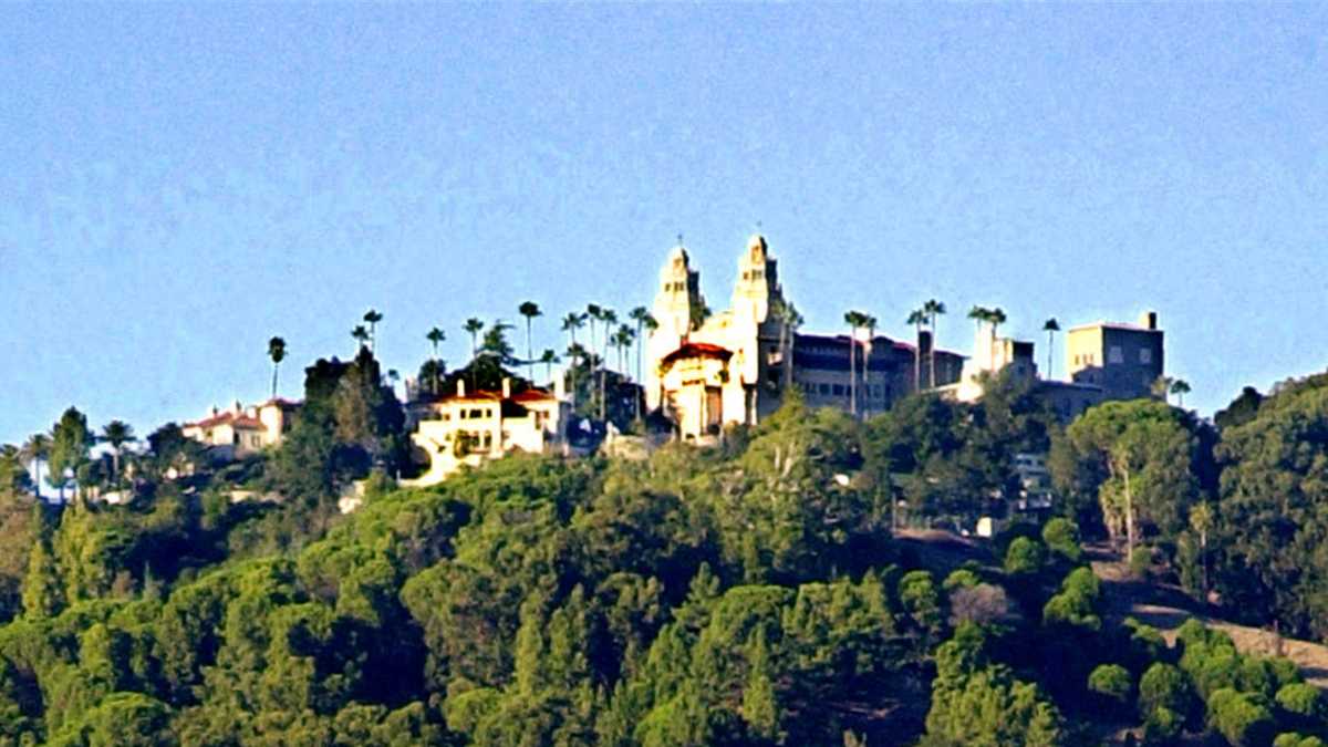 Large wildfire prompts closure of Hearst Castle