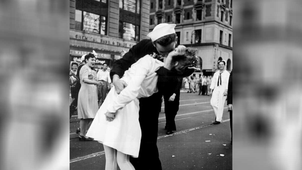 Woman in WWII Times Square kiss photograph dies at 92