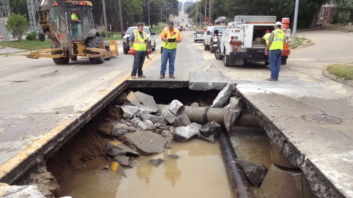 Blondo shut down near 72nd Street for water main break