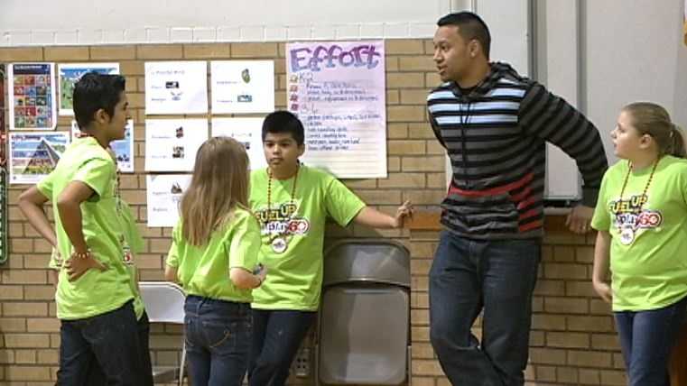 Roy Helu Jr. promotes healthy living with elementary school students