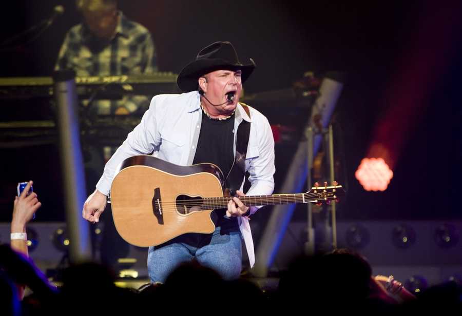 Photos: Garth Brooks kicks off first of six Omaha shows