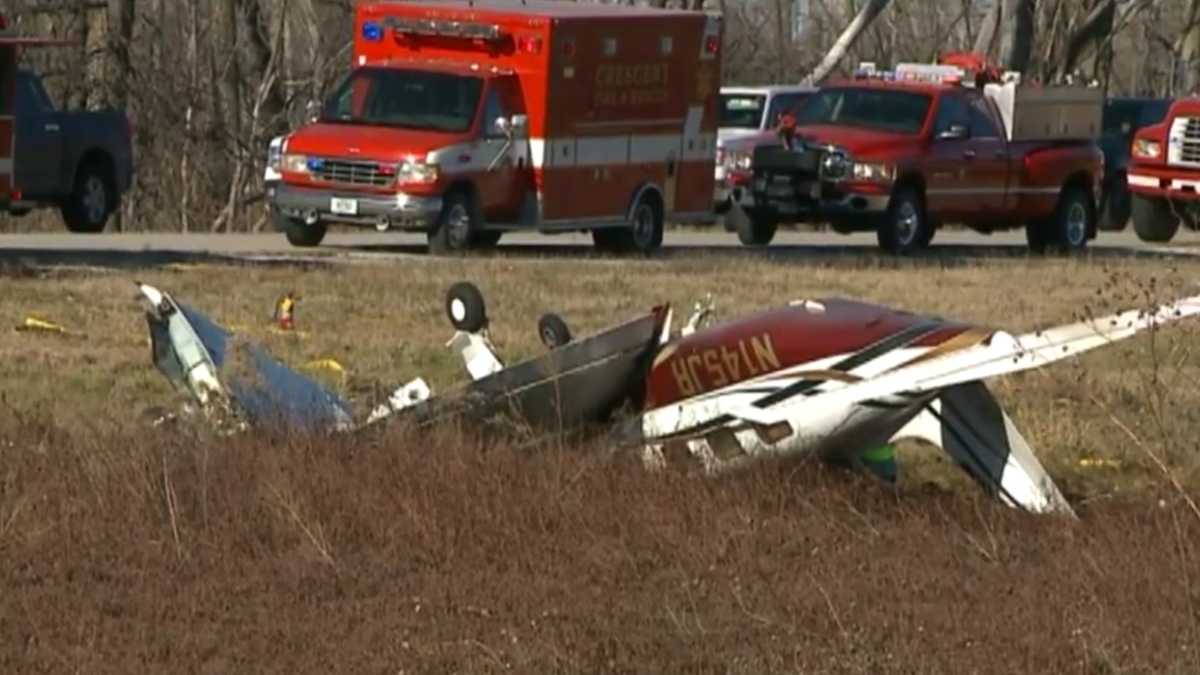 Plane crashes into median of I-29