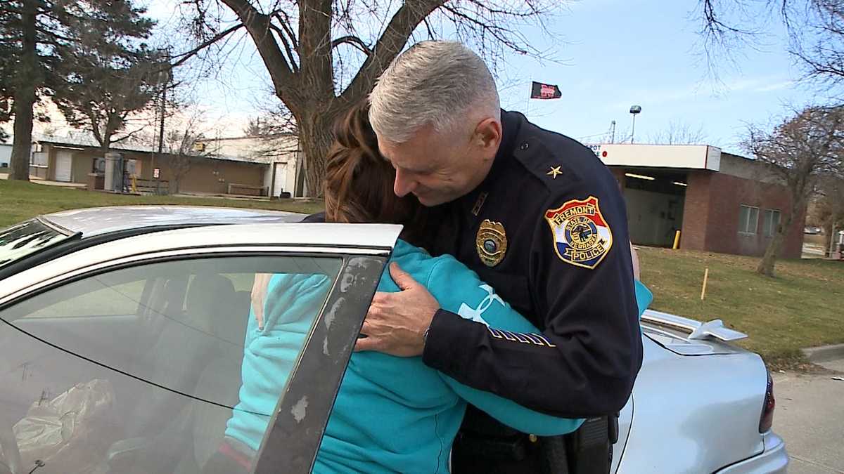 Fremont police officers hand out money to those being pulled over for ...