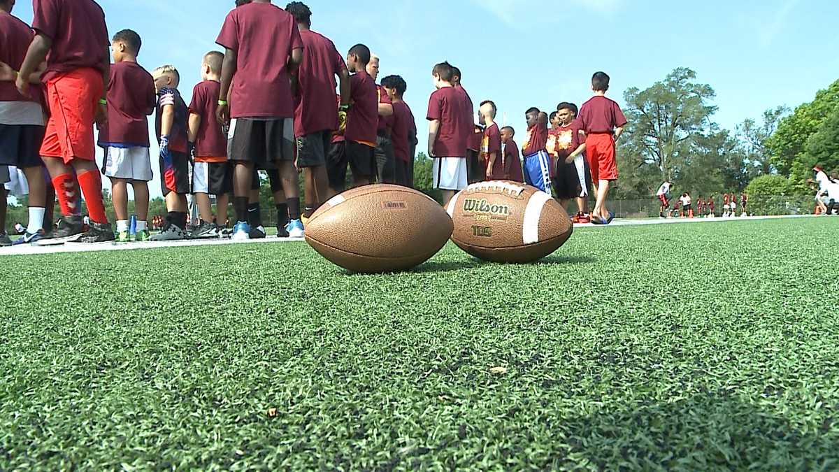 Redskins tight end Niles Paul hosts summer youth football camp Redskins tight end Niles Paul hosts summer youth football camp