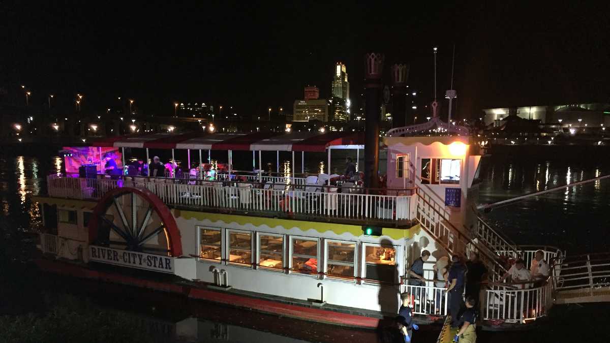 River City Star boat hits shore, 130 people aboard