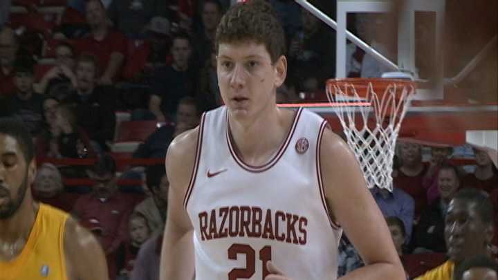 Mickelson, Young lead Razorbacks past Robert Morris