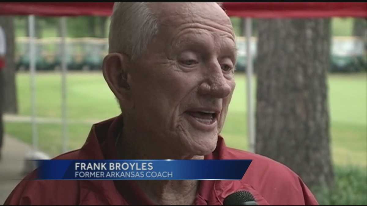 Jerry Jones honors Razorback legend Frank Broyles