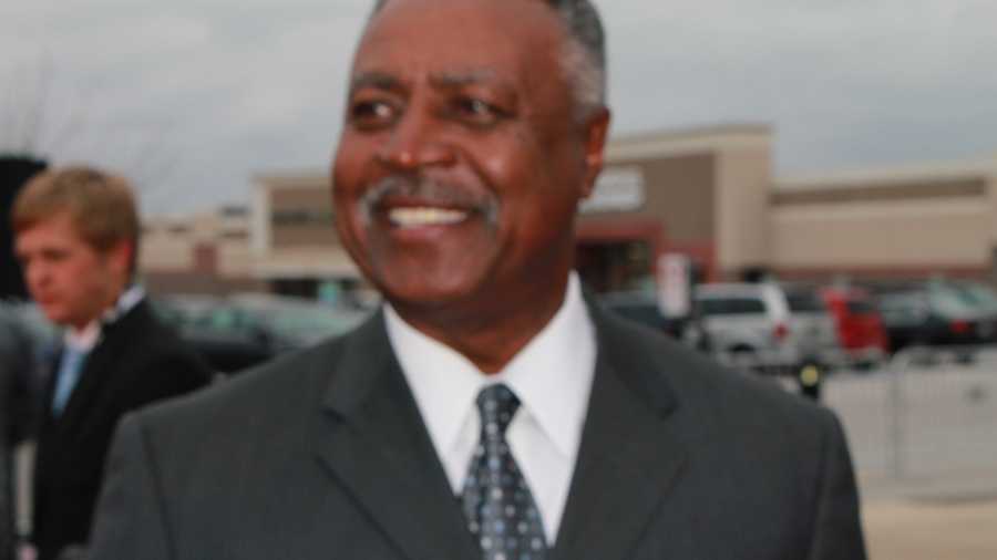 Frank White announces plans to return to Kauffman Stadium