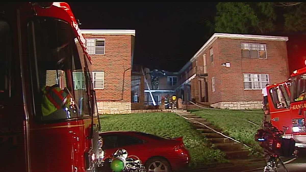 Family uses window to escape burning apartment building