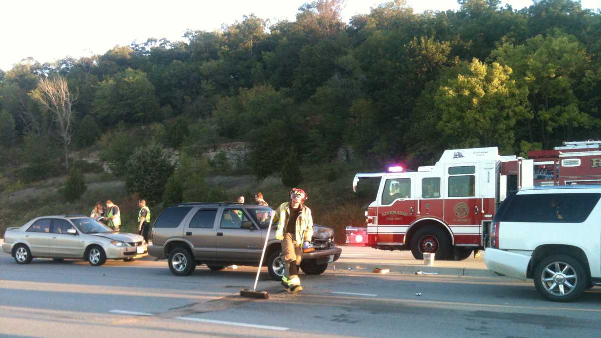 2 injured in 3 car crash in Riverside