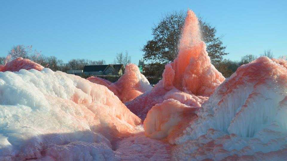 Images: KC's frozen red fountain
