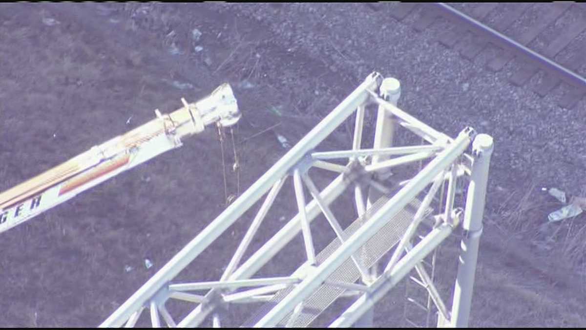 Images: Damaged massive overhead sign closes I-35 at I-635