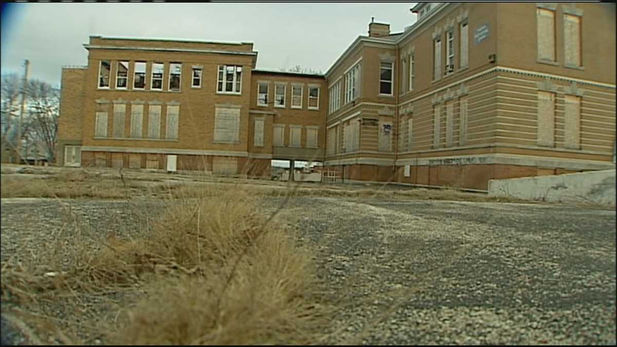 Group fights to save century-old Thacher Elementary building