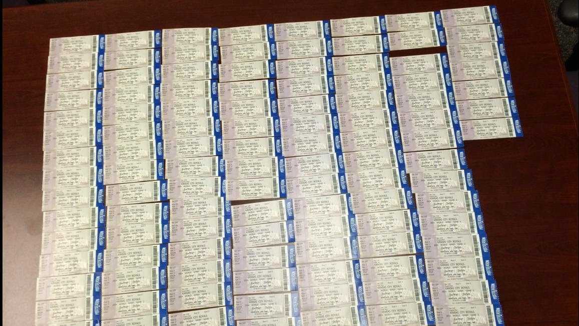 4 busted for selling fake World Series tickets