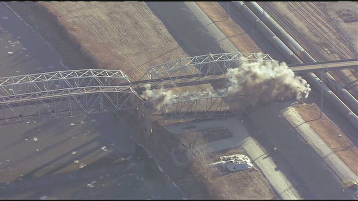Images: Fairfax Bridge demolition