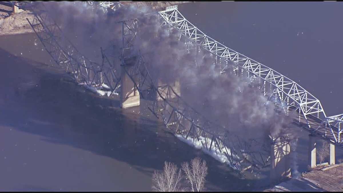 Crew demolish more of Fairfax Bridge