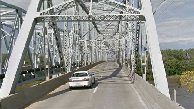 2 injured in crash on NB Highway 291 at Missouri River Bridge