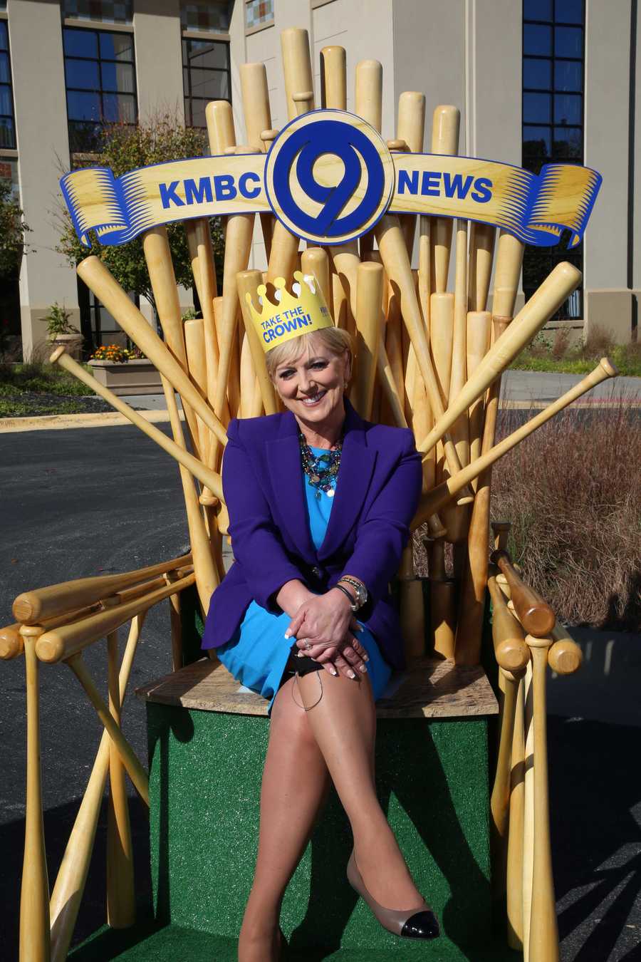 KMBC anchors pose with Royalty Throne