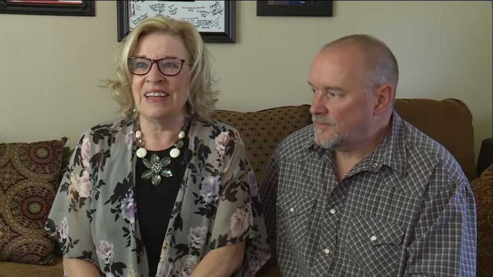 Couple wants to see pictures from their wedding; photographer won't call