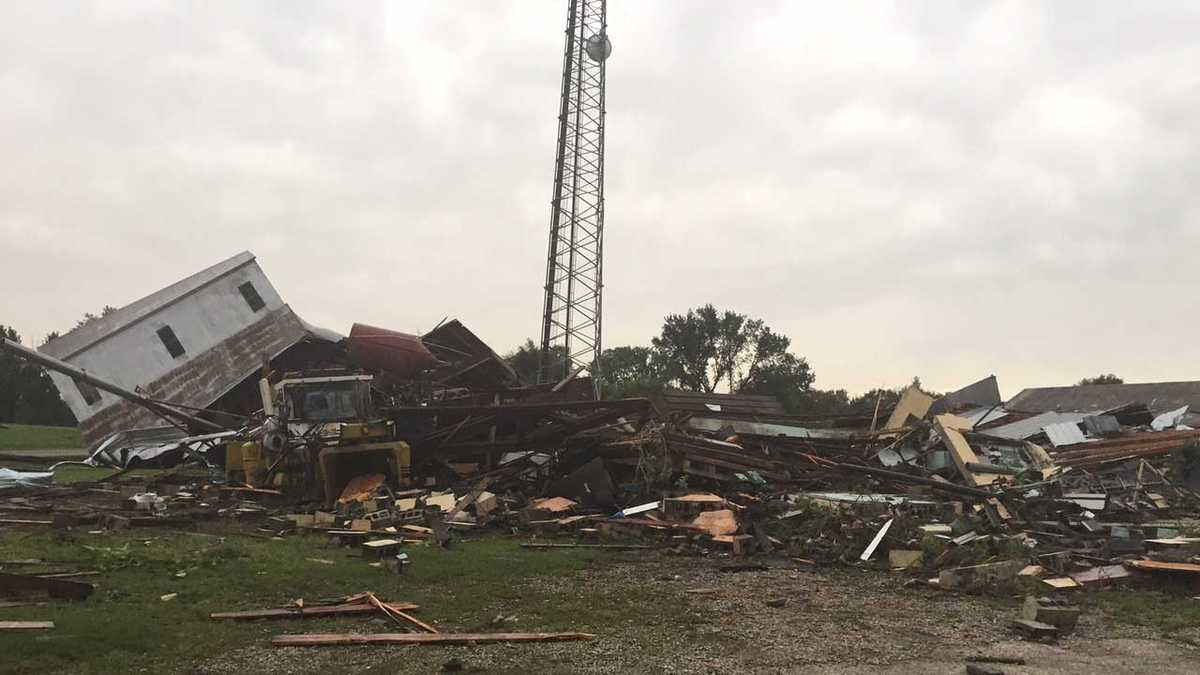 Tornado cuts path through Eureka, Kansas