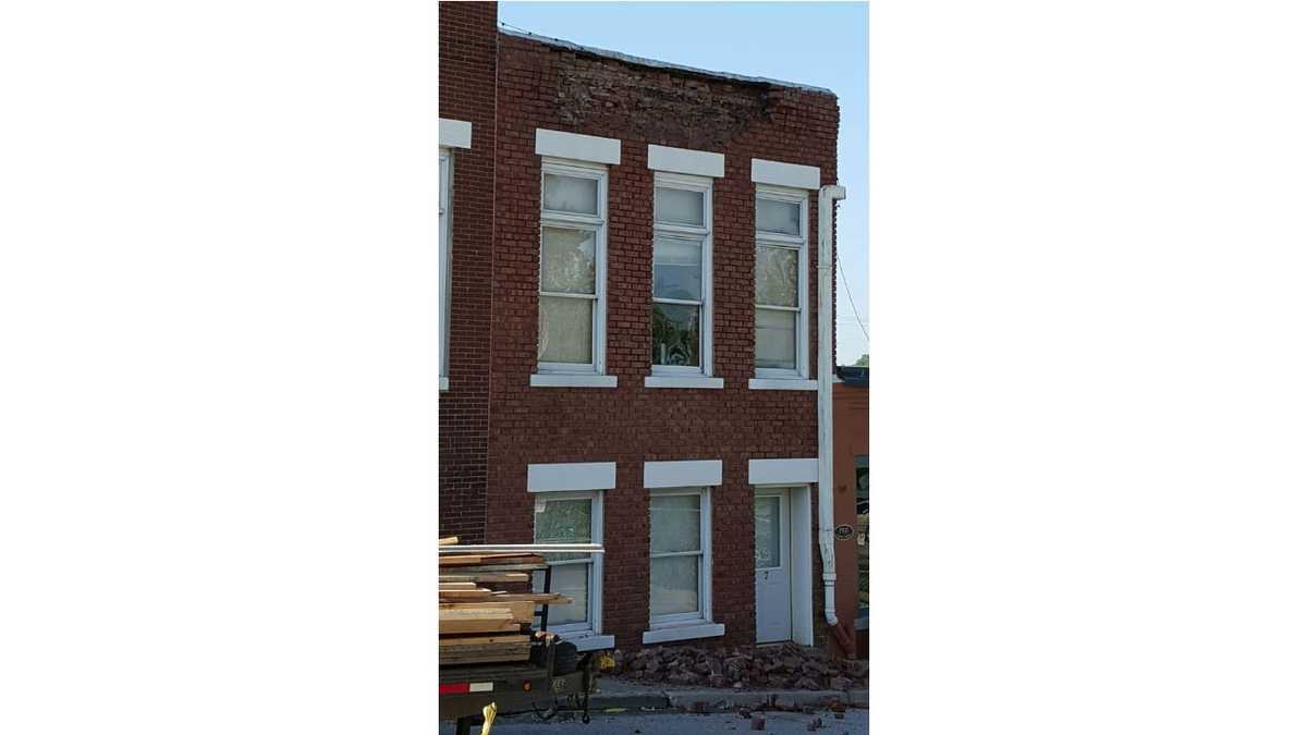 Bricks fall from side of building in downtown Liberty
