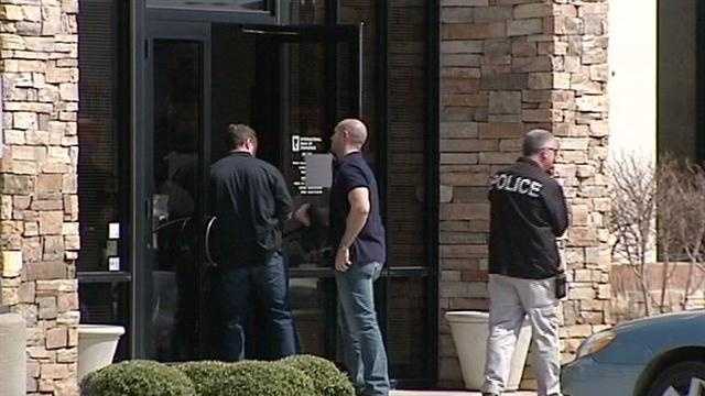 2 men still on loose after Moore bank robbery, police say