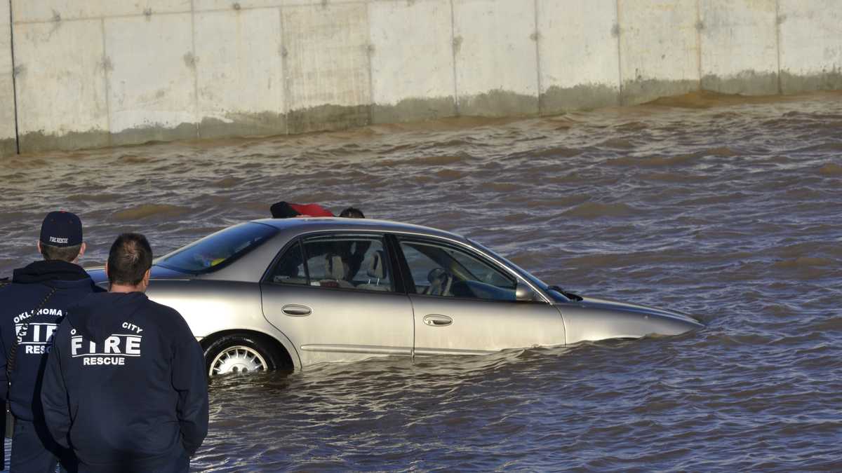 Police find body inside car submerged in lake