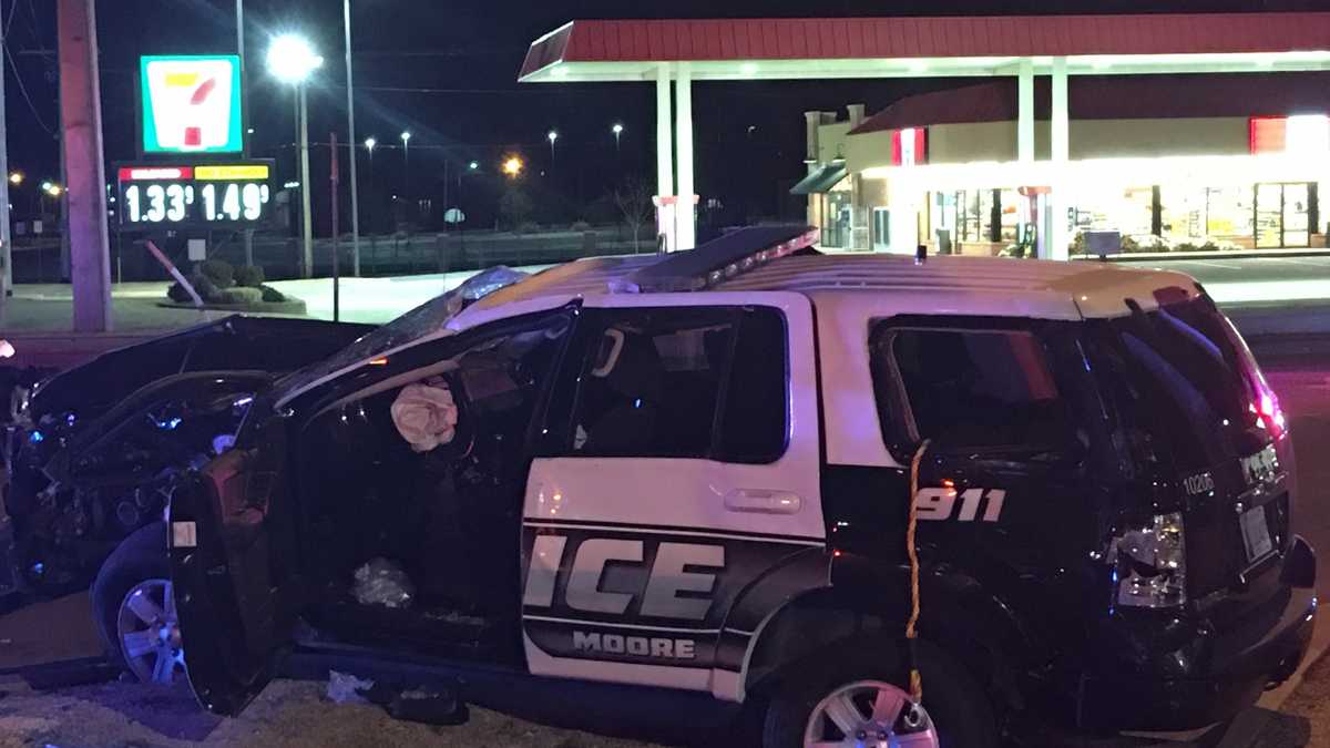 Moore officer injured after crashing patrol car during pursuit
