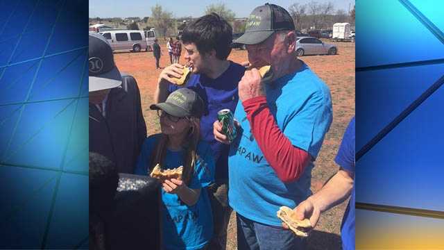 Hundreds enjoy burgers with Papaw in Purcell