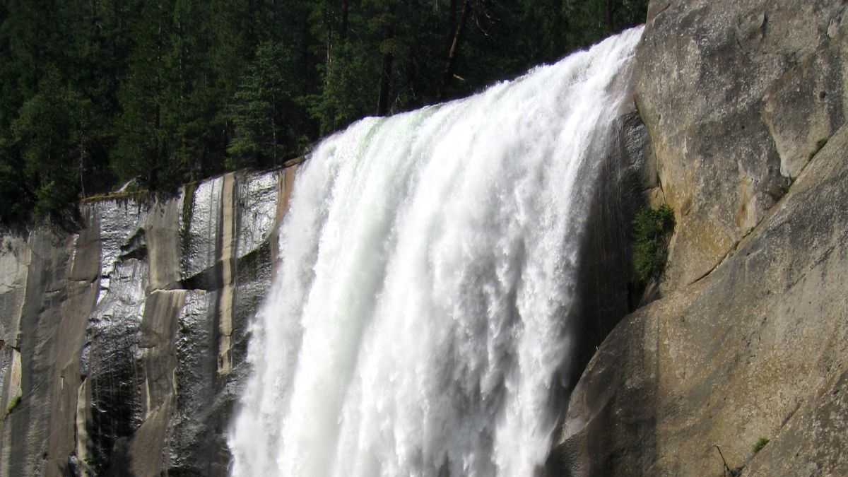 Massive rockfall in Yosemite National Park