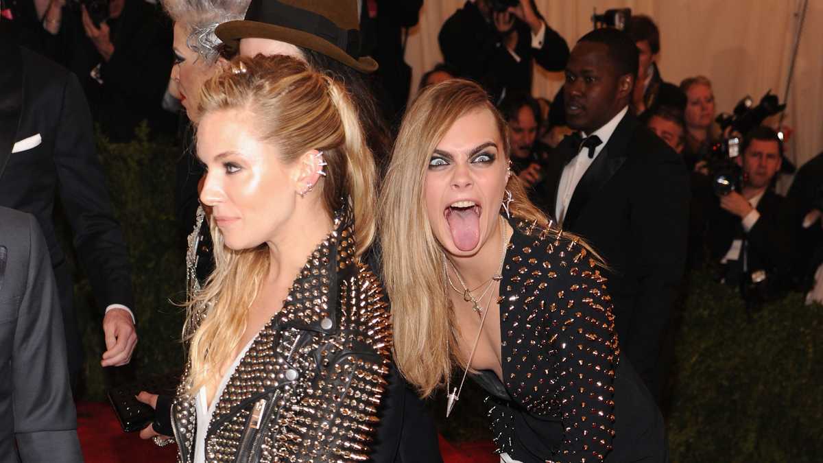 17 Celebrity Photobombs That Prove Celebs Are Just as Goofy As You