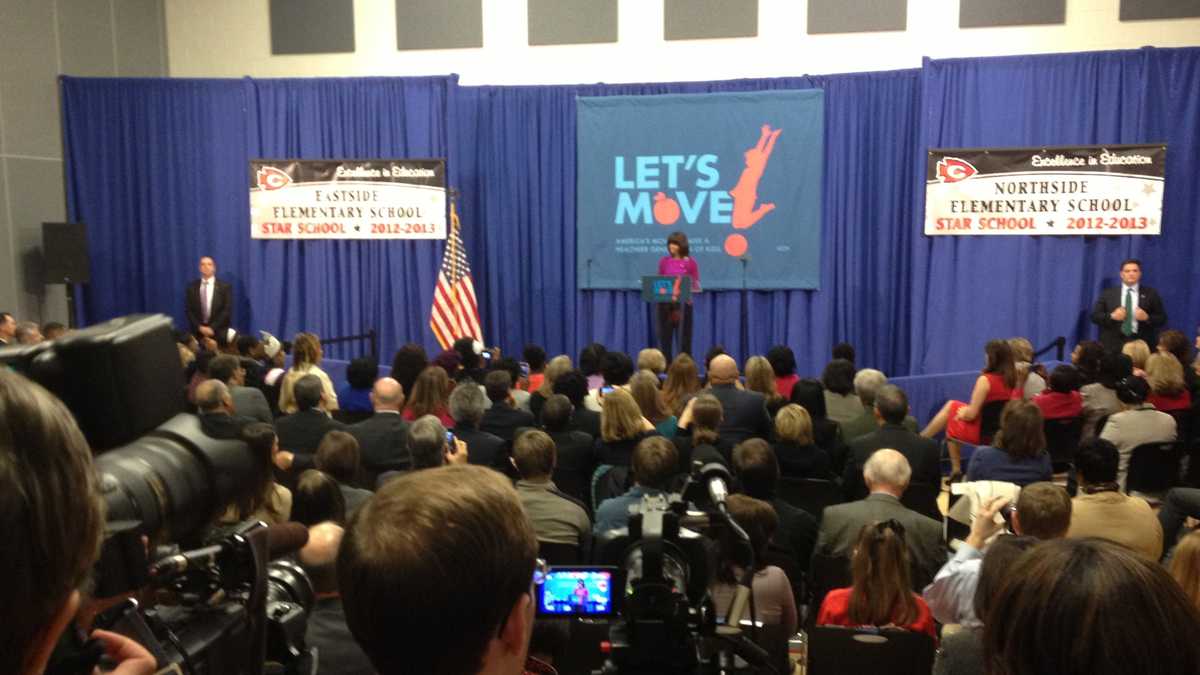 Images: Michelle Obama, Rachael Ray visit Clinton