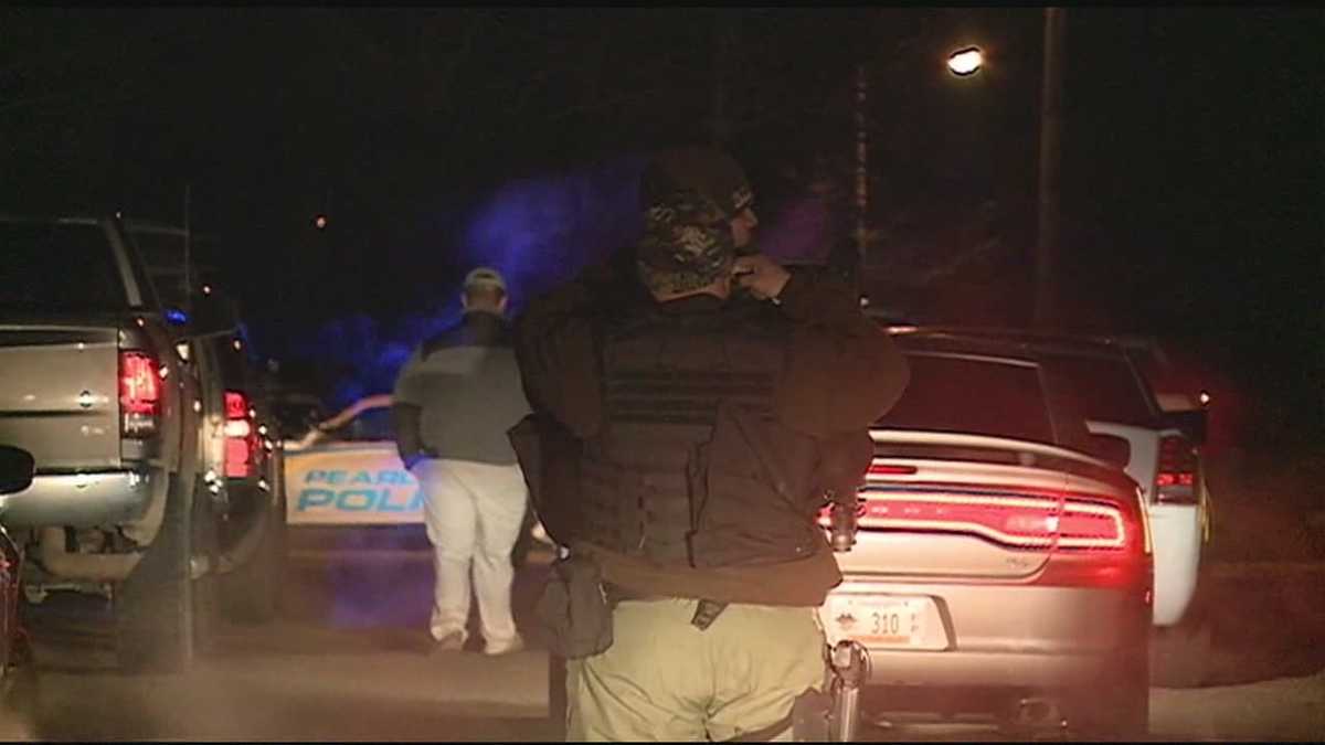 Man barricades himself inside Pearl home