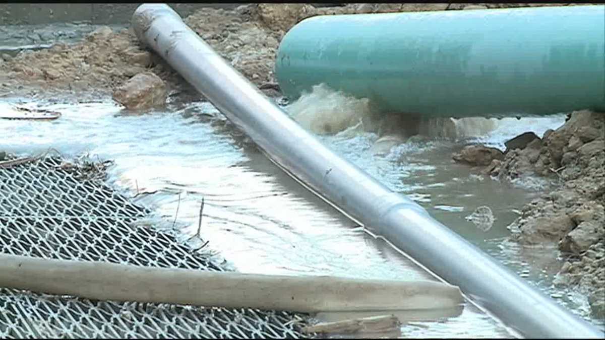 Broken water line floods Capitol Street