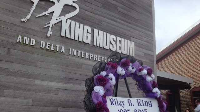 B.B. King gravesite has black granite marker