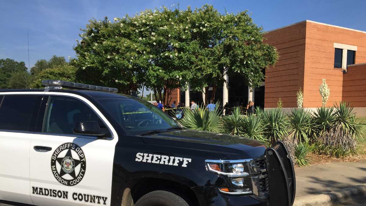 1 killed, 1 arrested in courthouse shooting