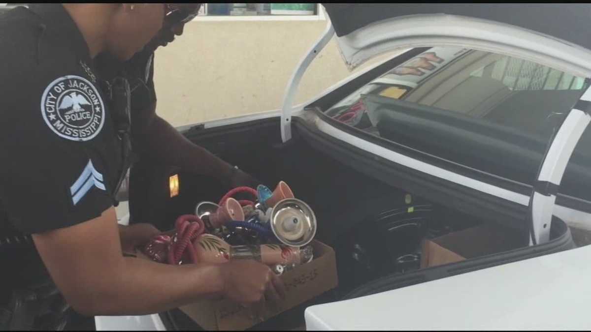 Police confiscate glass pipes from convenience stores